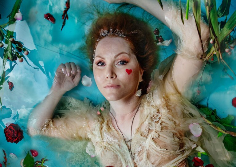 Muusikko Astrid Swan haluaa tuhlata aikaa, vaikka juuri sitä hänellä ei ...