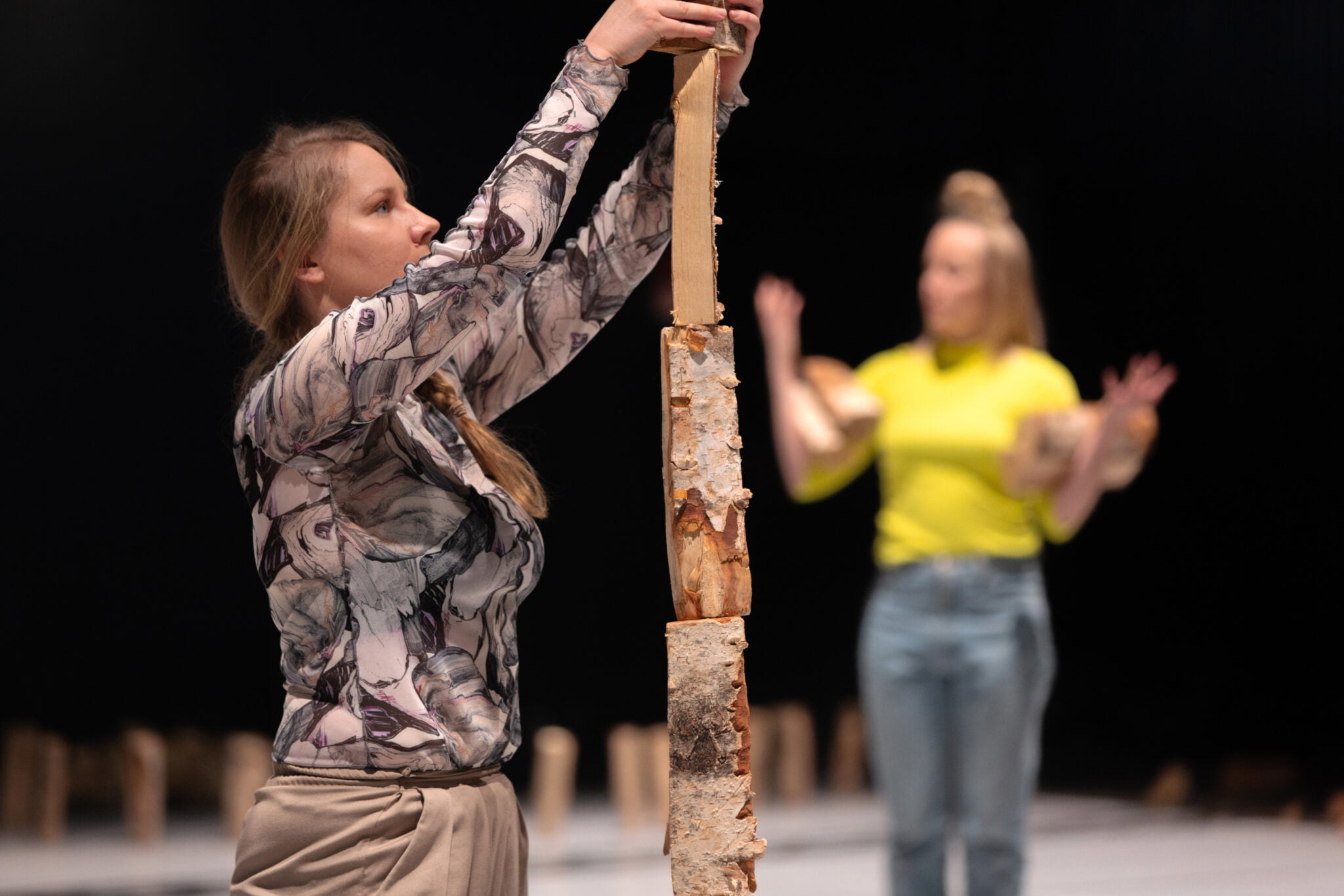 Elsa Heikkilän ja Laura Lehtisen Luokkakuvia -esityksissä tutkitaan ...